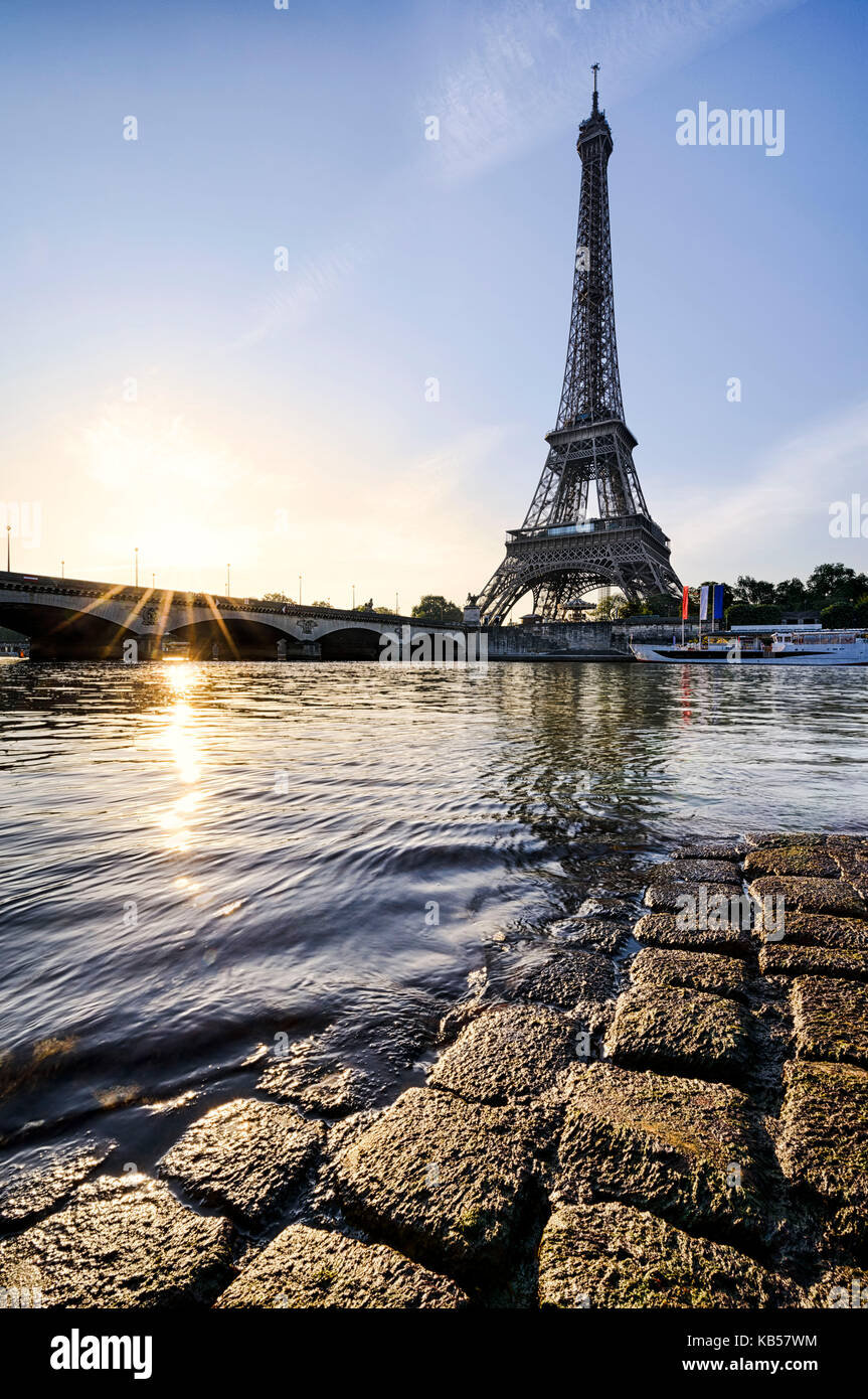 Eiffel tower paris sun hi-res stock photography and images - Alamy