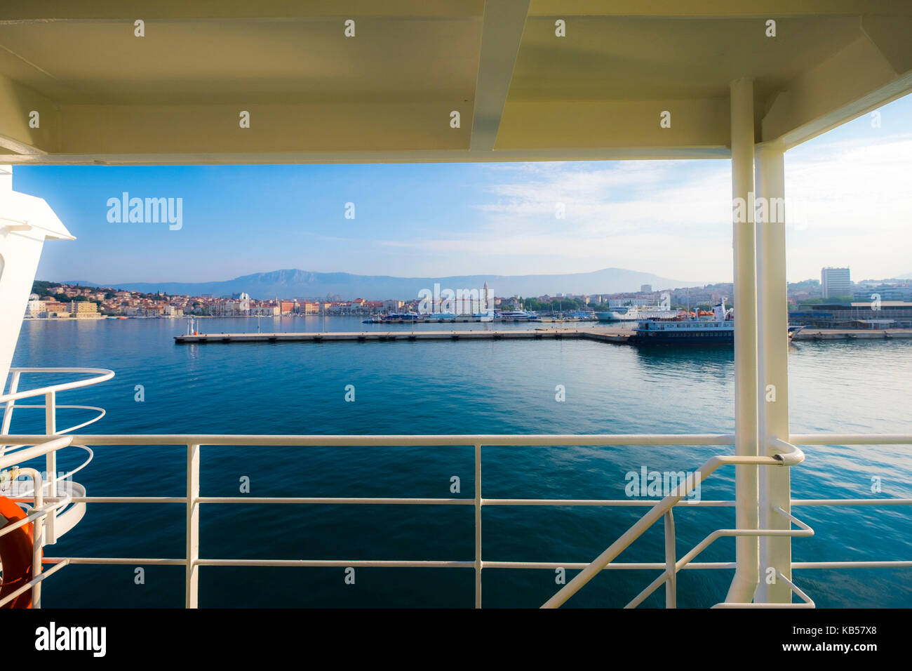 Split island ferry hi-res stock photography and images - Alamy