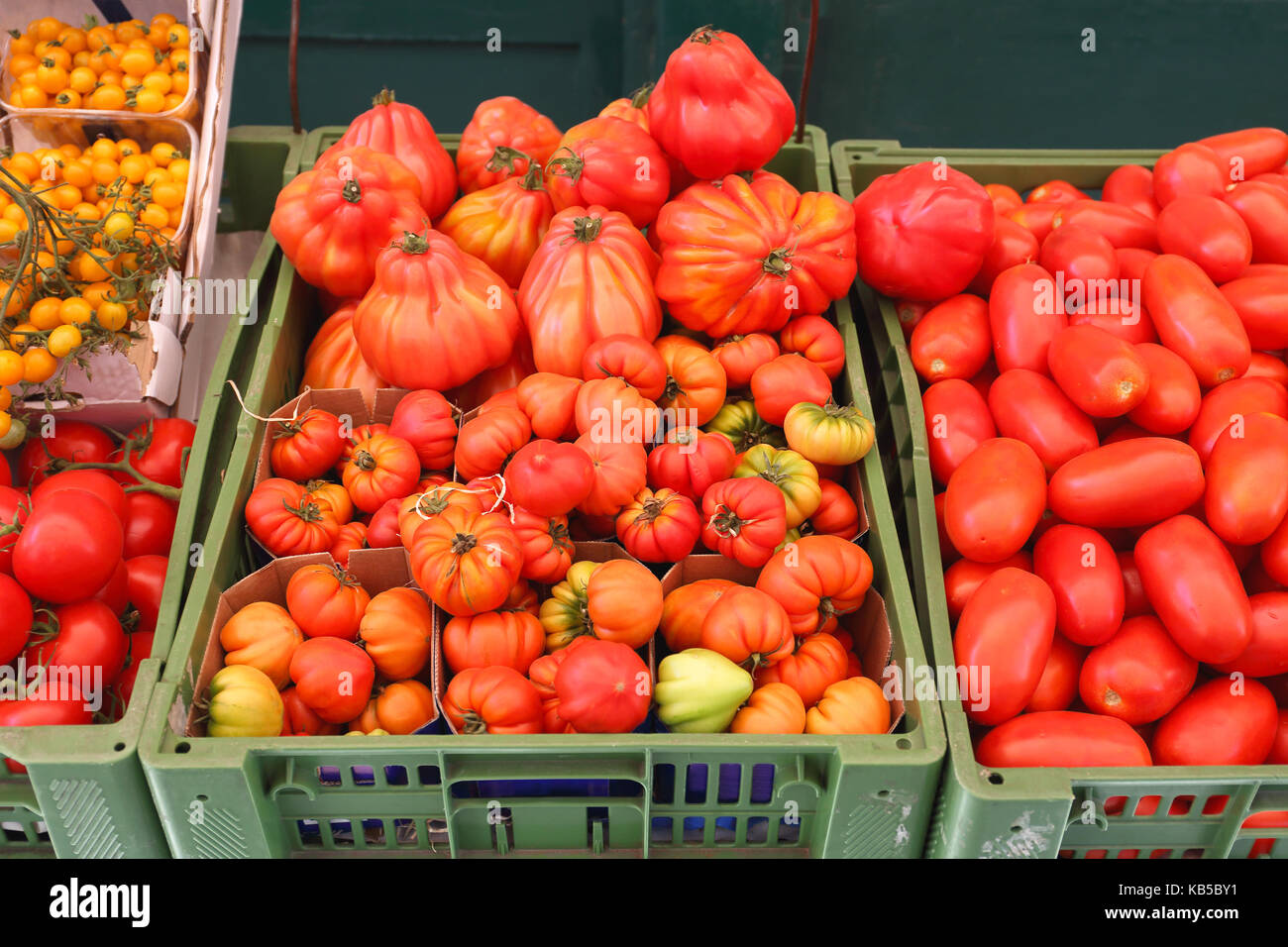 Organic Tomato in Crates at Farmers Market Stock Photo - Alamy