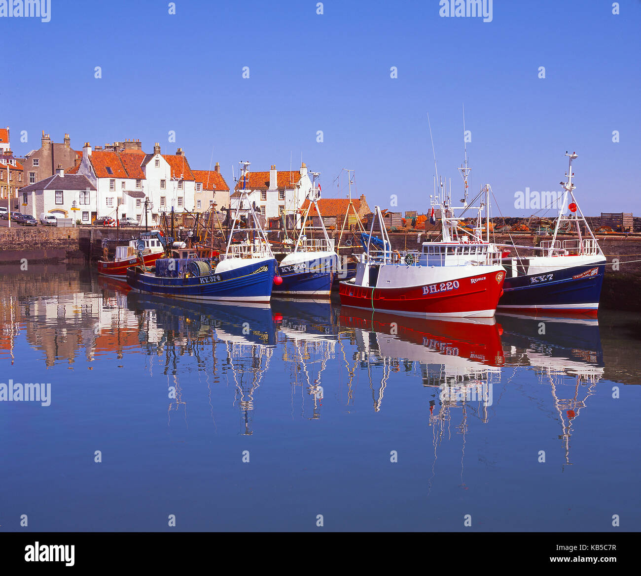 Pittenweem harbour hi-res stock photography and images - Alamy