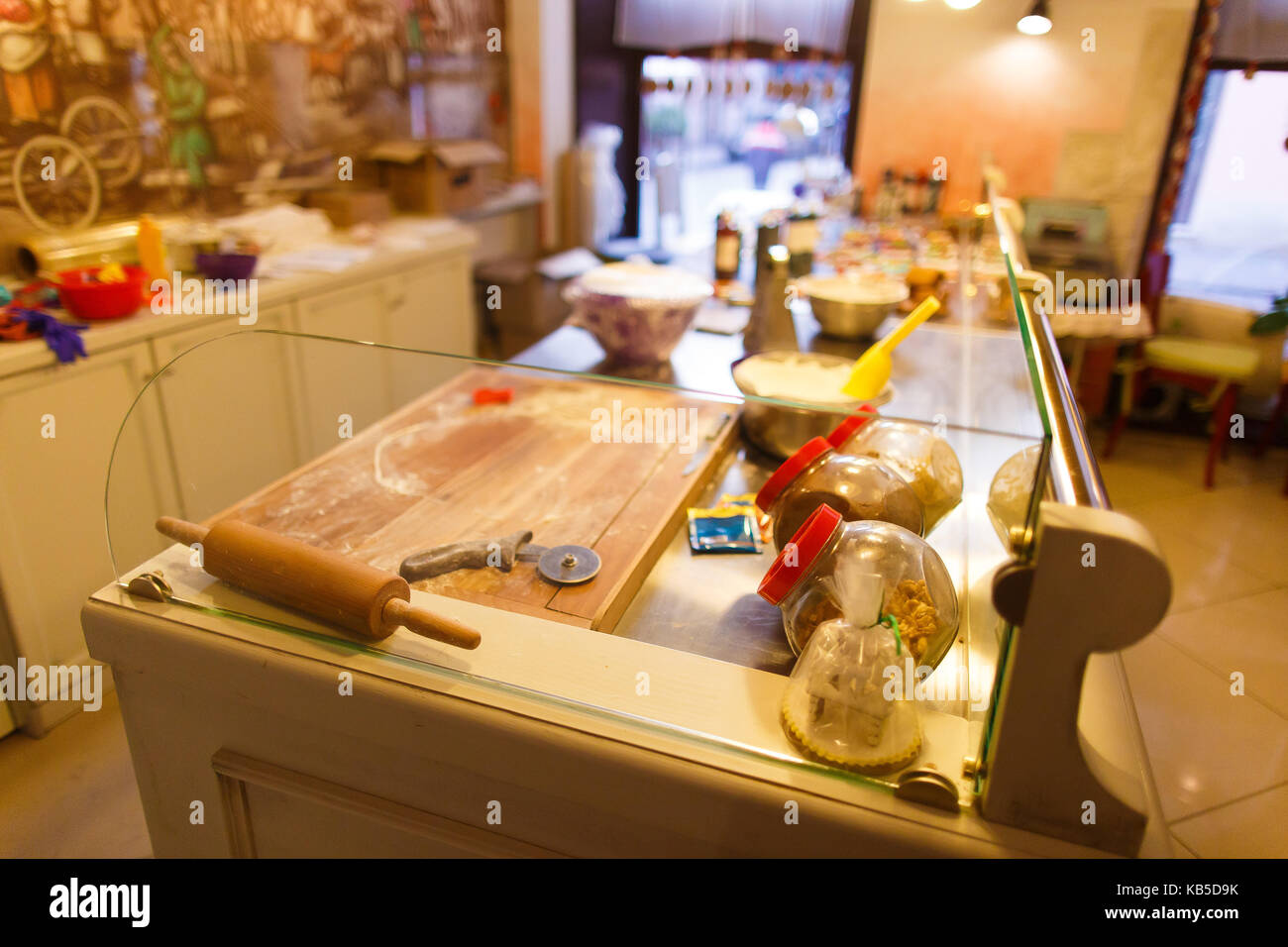 The side view of the cooker placed full of kitchenware in the shop ...