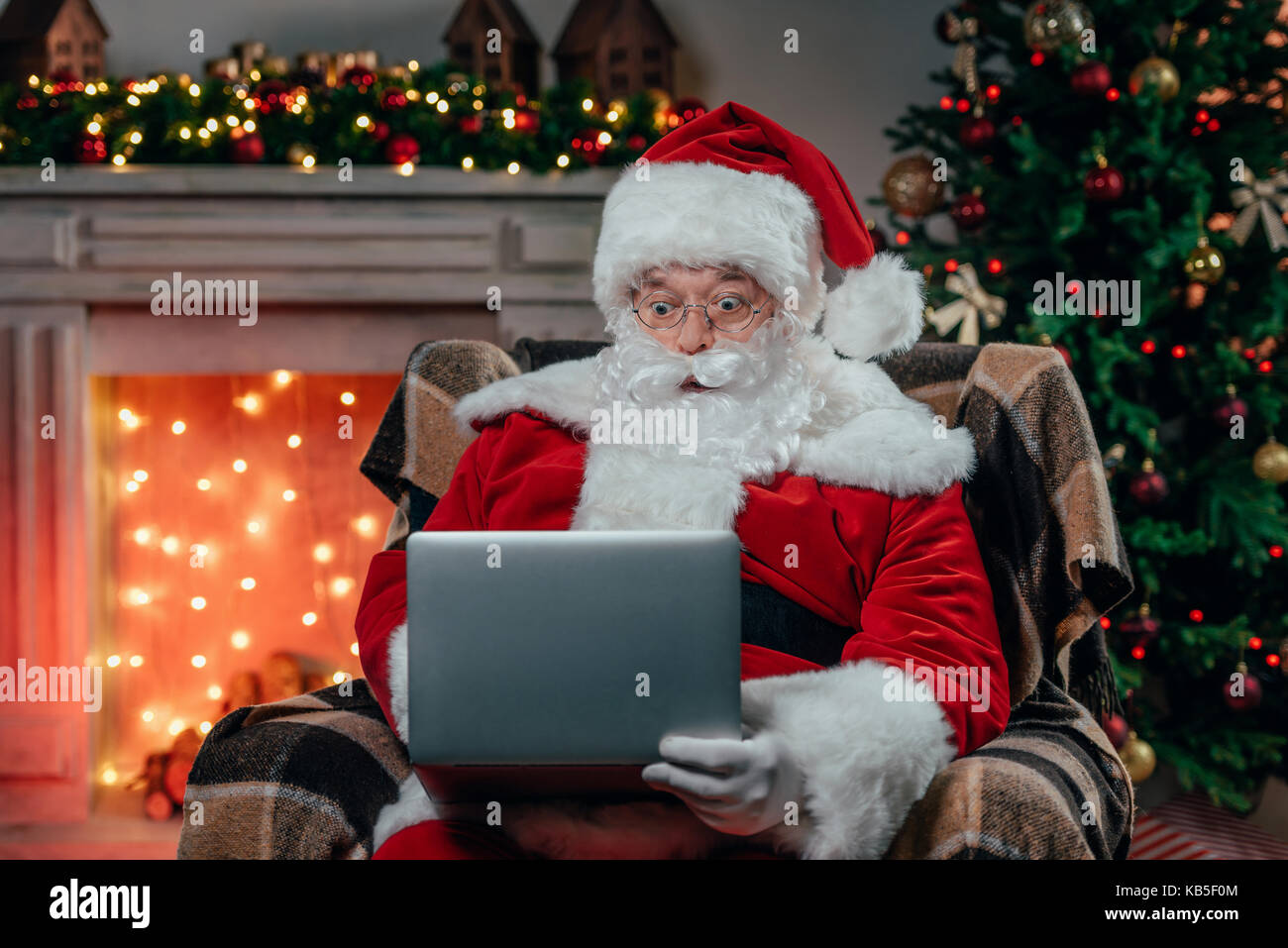 santa claus using laptop Stock Photo - Alamy