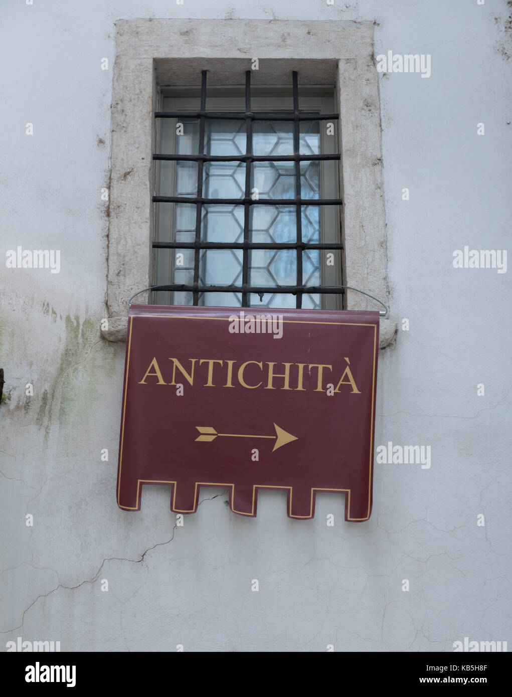 Selling antique hi-res stock photography and images - Alamy