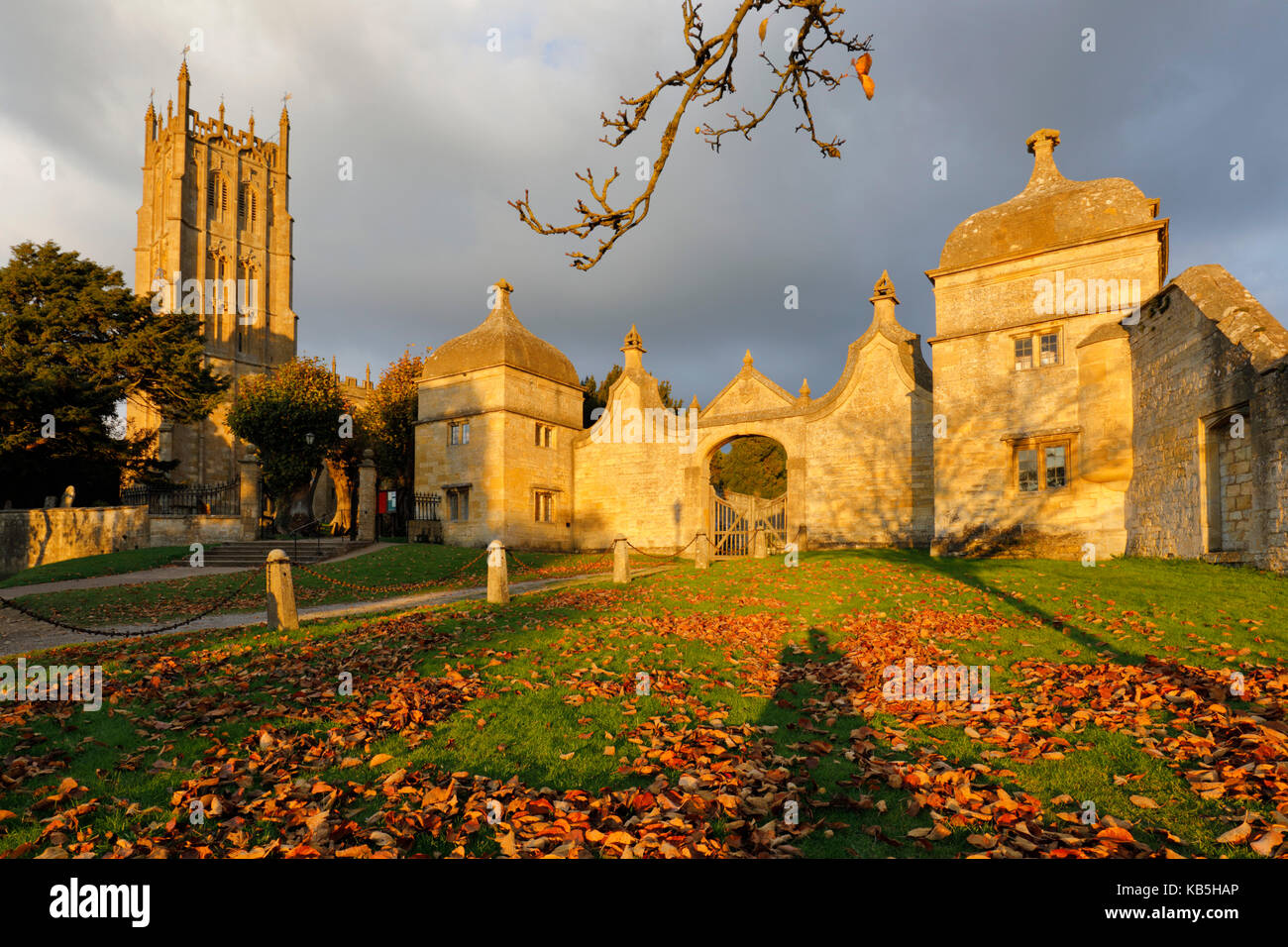 Campden House gatehouse and St. James Church, Chipping Campden ...
