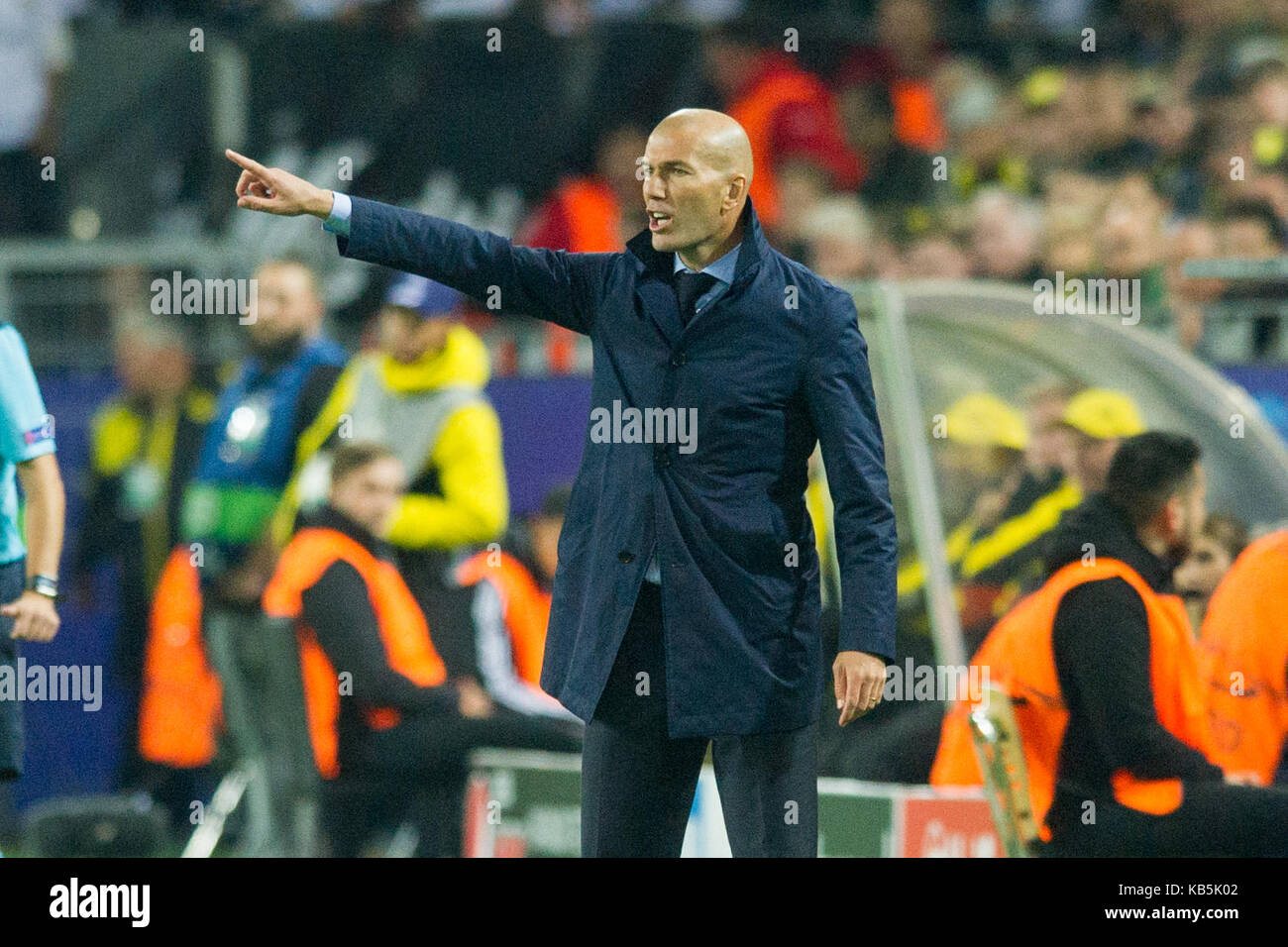 Trainer Zinedine ZIDANE (Real) gives Anweisungen, Anweisung, zeigt ...