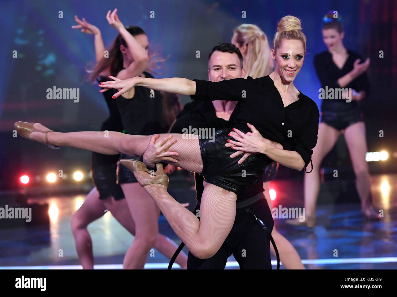 Zwickau, Germany. 27th Sep, 2017. Dancer Melanie Wolf (front) performs ...