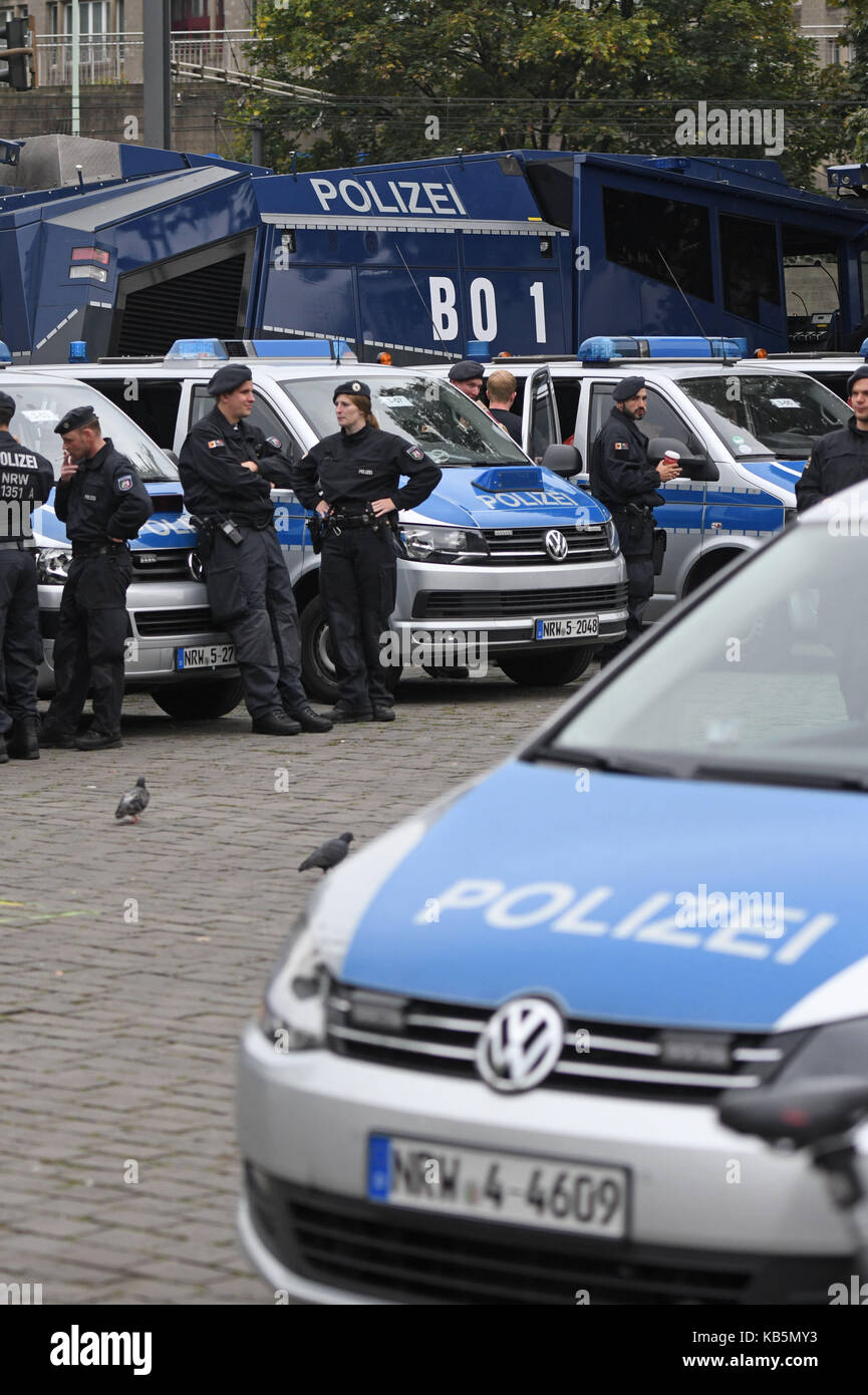 Cologne, Germany. 28th Sep, 2017. Police officers and police cars can ...
