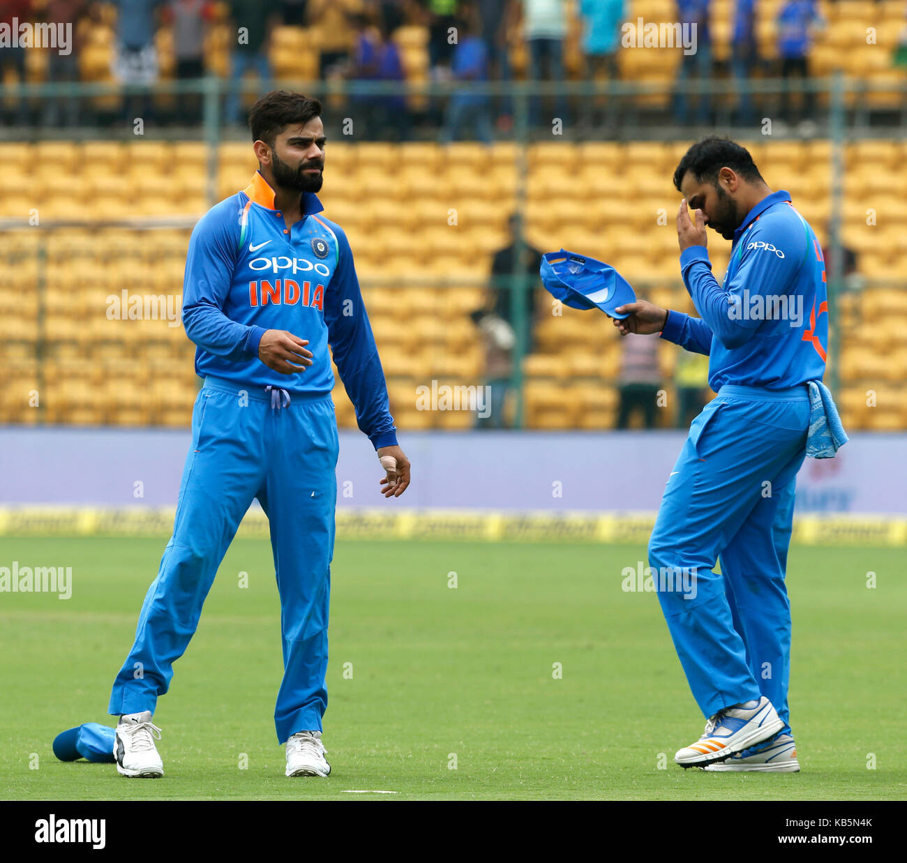India wicket keeper ms dhoni hi-res stock photography and images - Alamy