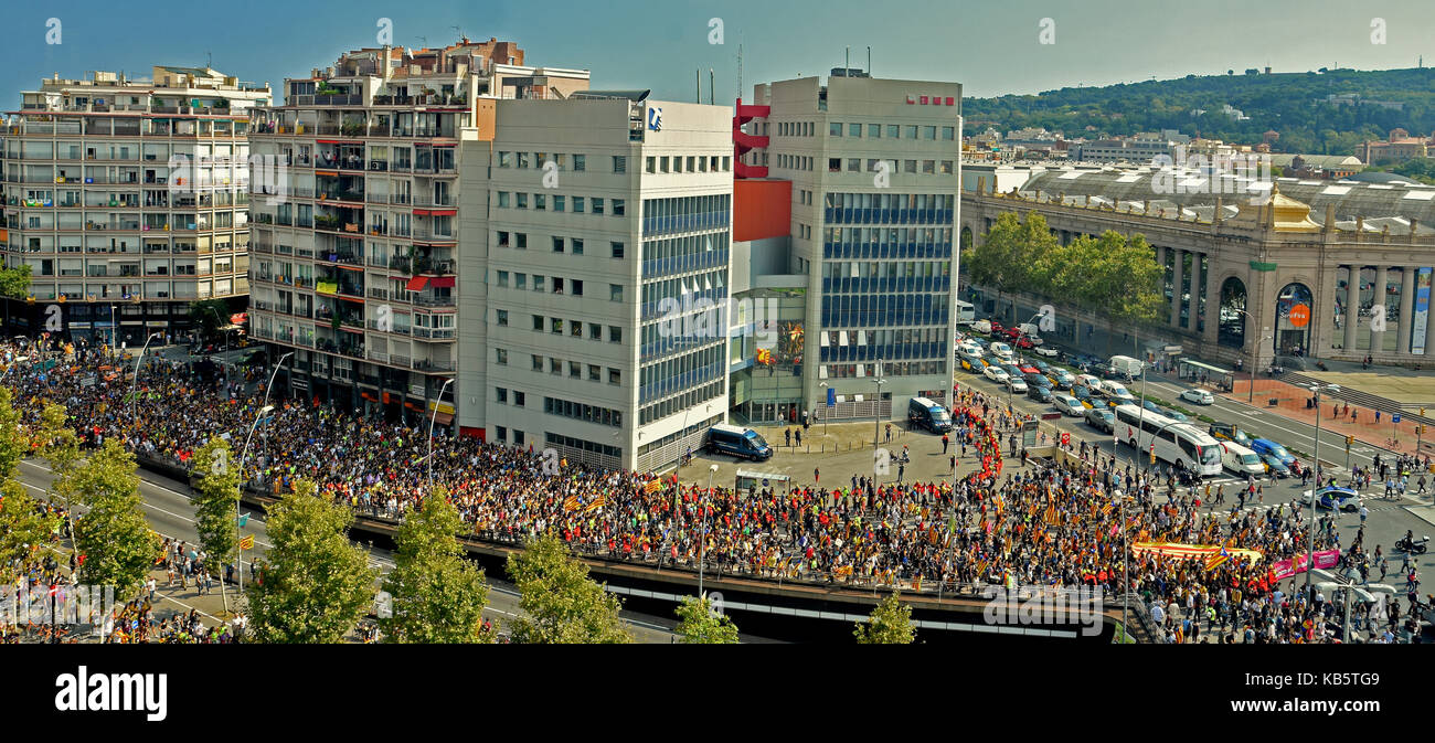 Barcelona, Spain. 28th Sep, 2017. A general view of a crowd of students ...
