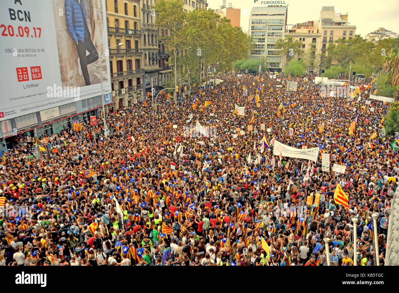 Barcelona, Spain. 28th Sep, 2017. A general view of a crowd of students ...