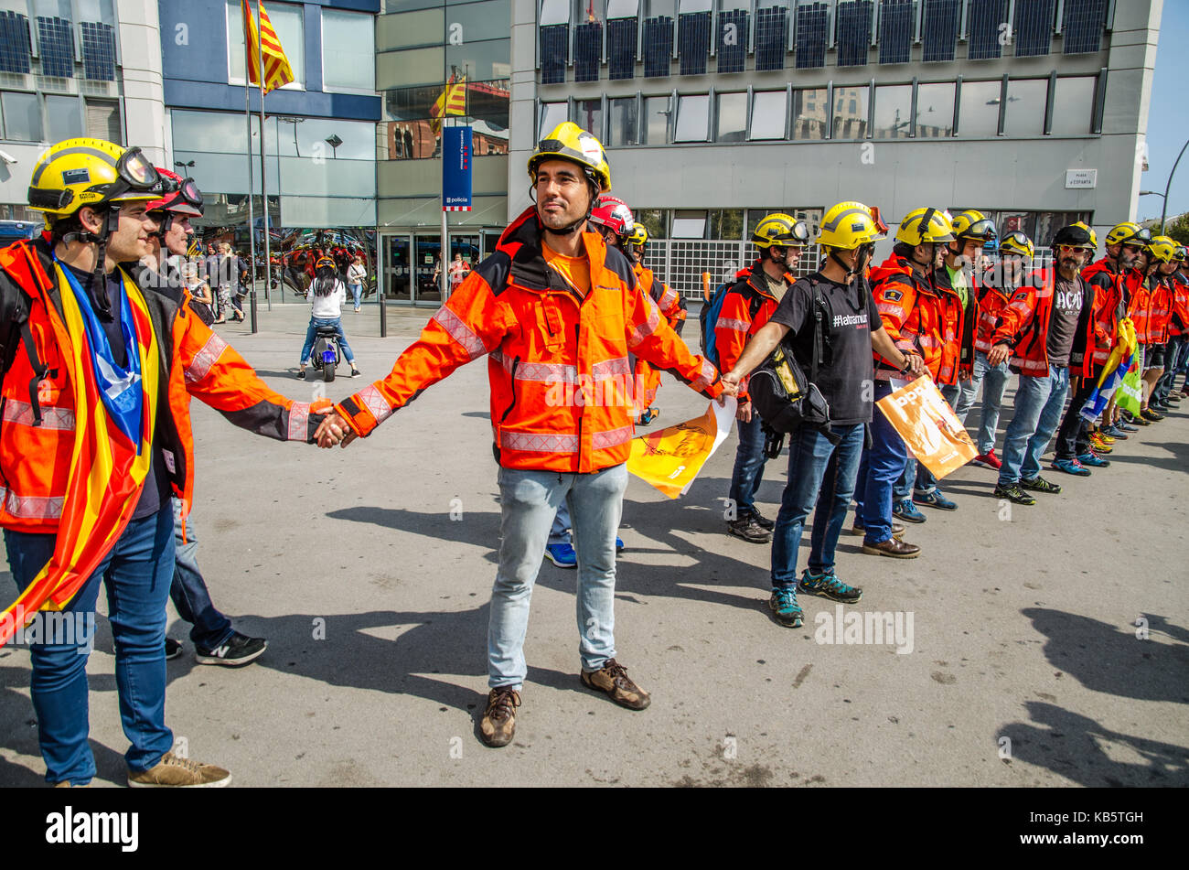 Barcelona, Spain. 28th Sep, 2017. Fire Department makes a security ...