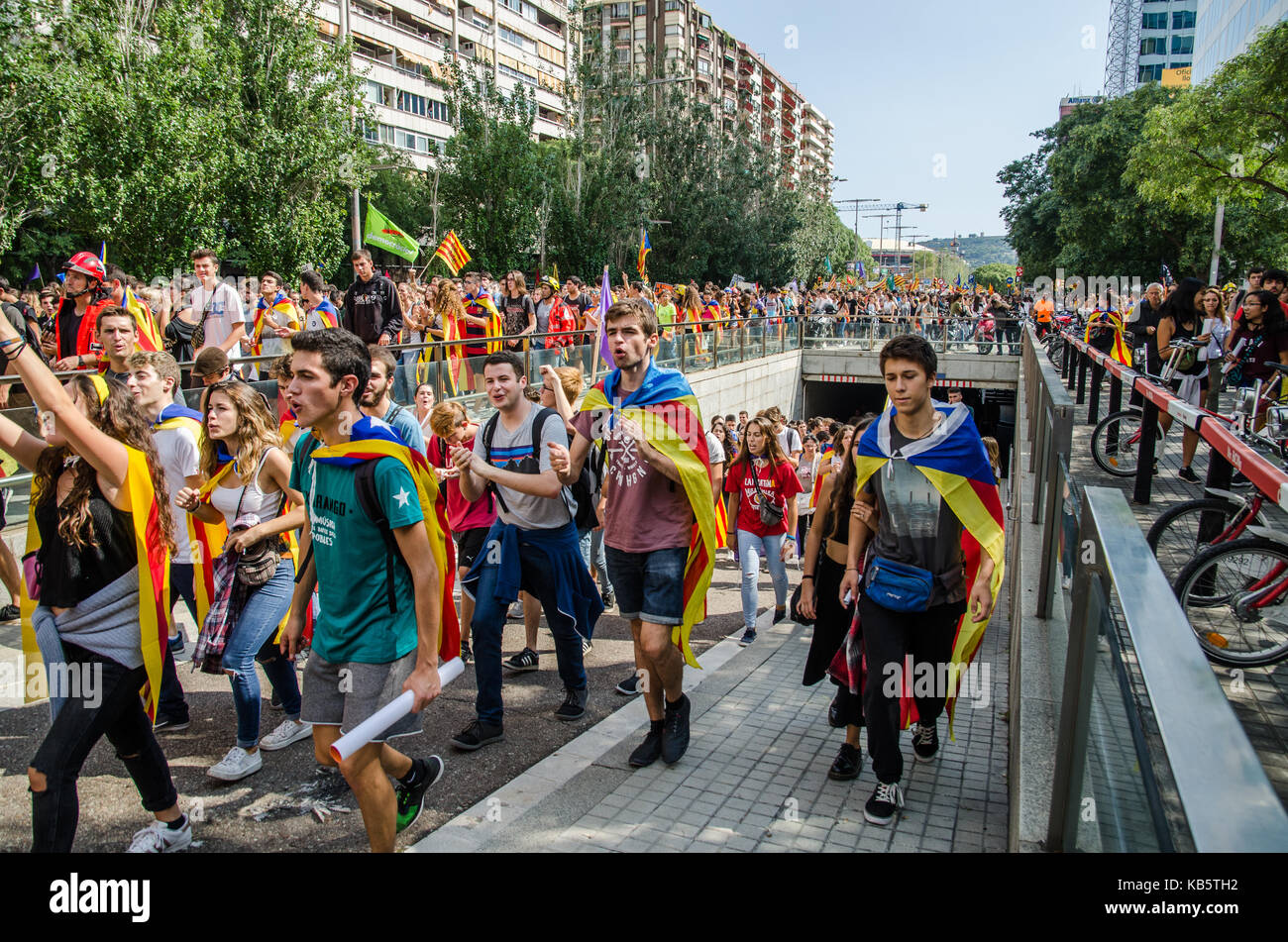 Barcelona, Spain. 28th Sep, 2017. A crowd of students are pictured ...