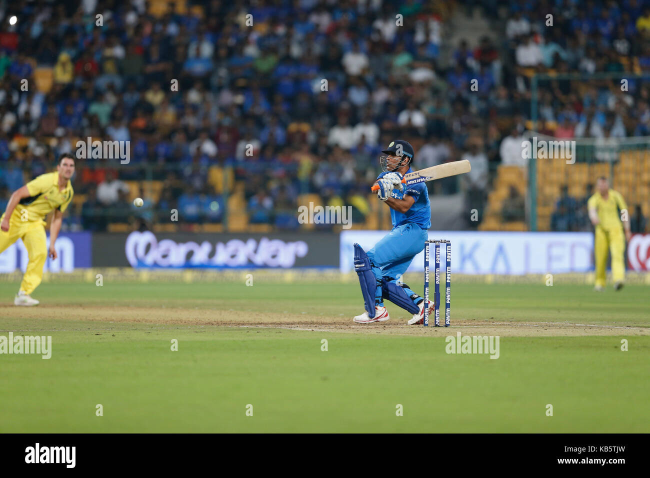 India wicket keeper ms dhoni hi-res stock photography and images - Alamy