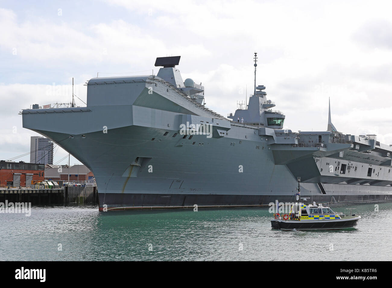 Portsmouth, UK. 28th Sep, 2017. HMS Queen Elizabeth (R08) is the Royal ...