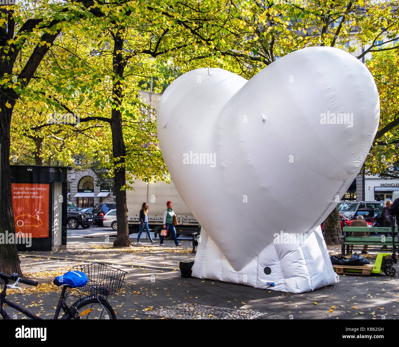 Berlin, Charlottenburg. Giant white inflatable heart on shady George ...