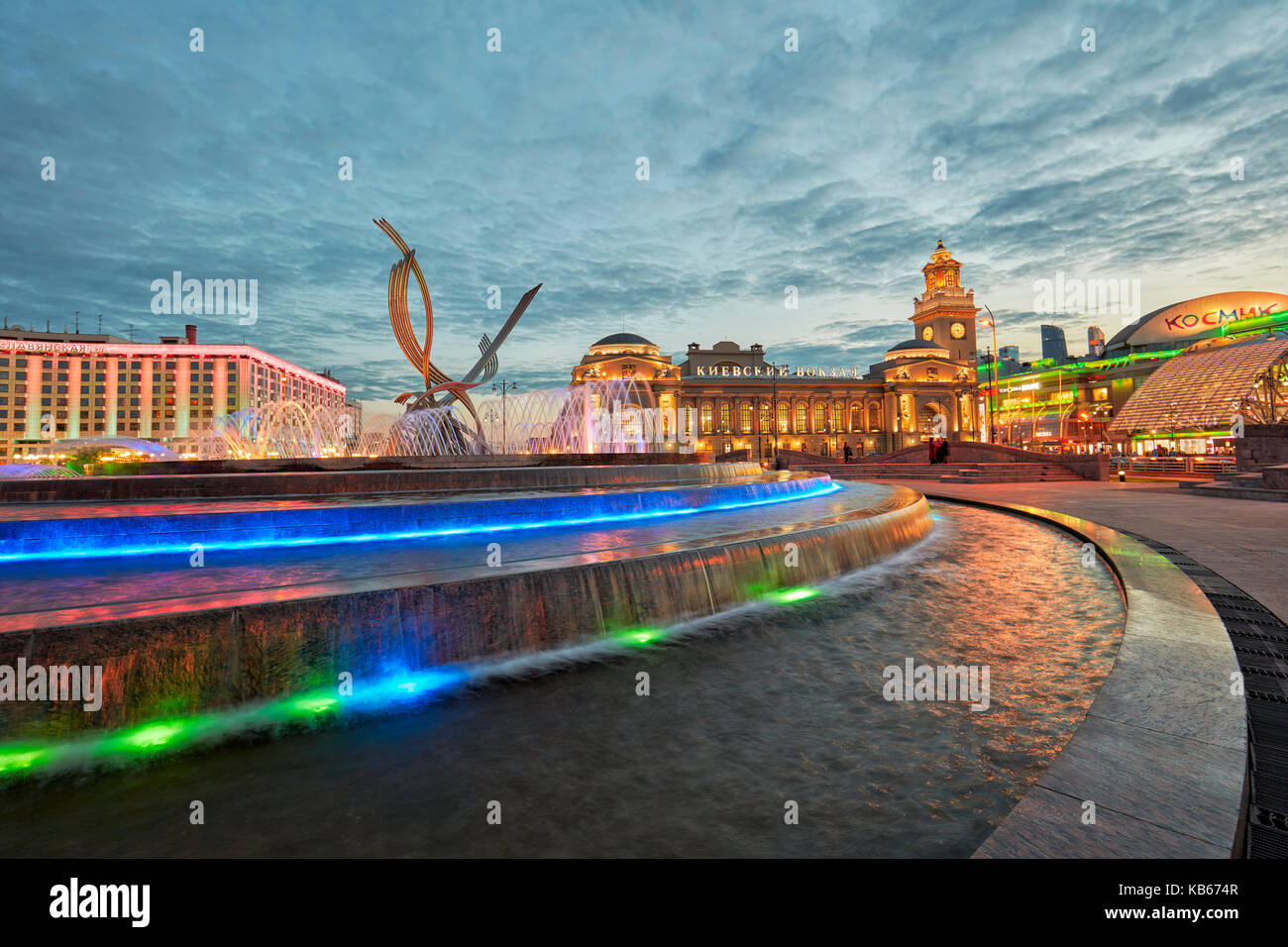 Fountain on the Square of Europe illuminated at dusk. Moscow, Russia ...