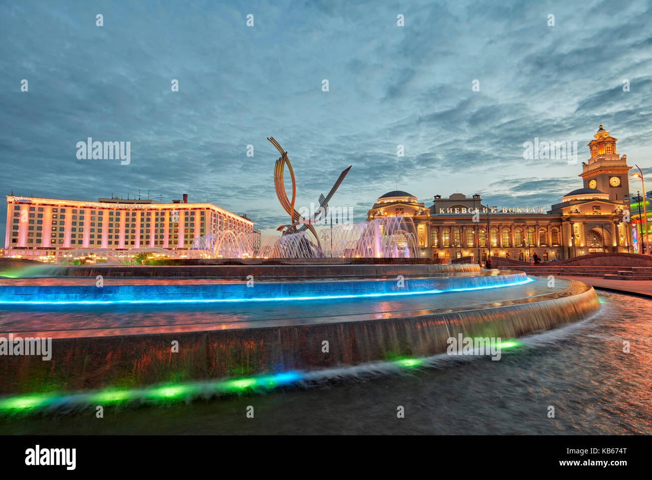 Fountain on the Square of Europe illuminated at dusk. Moscow, Russia ...