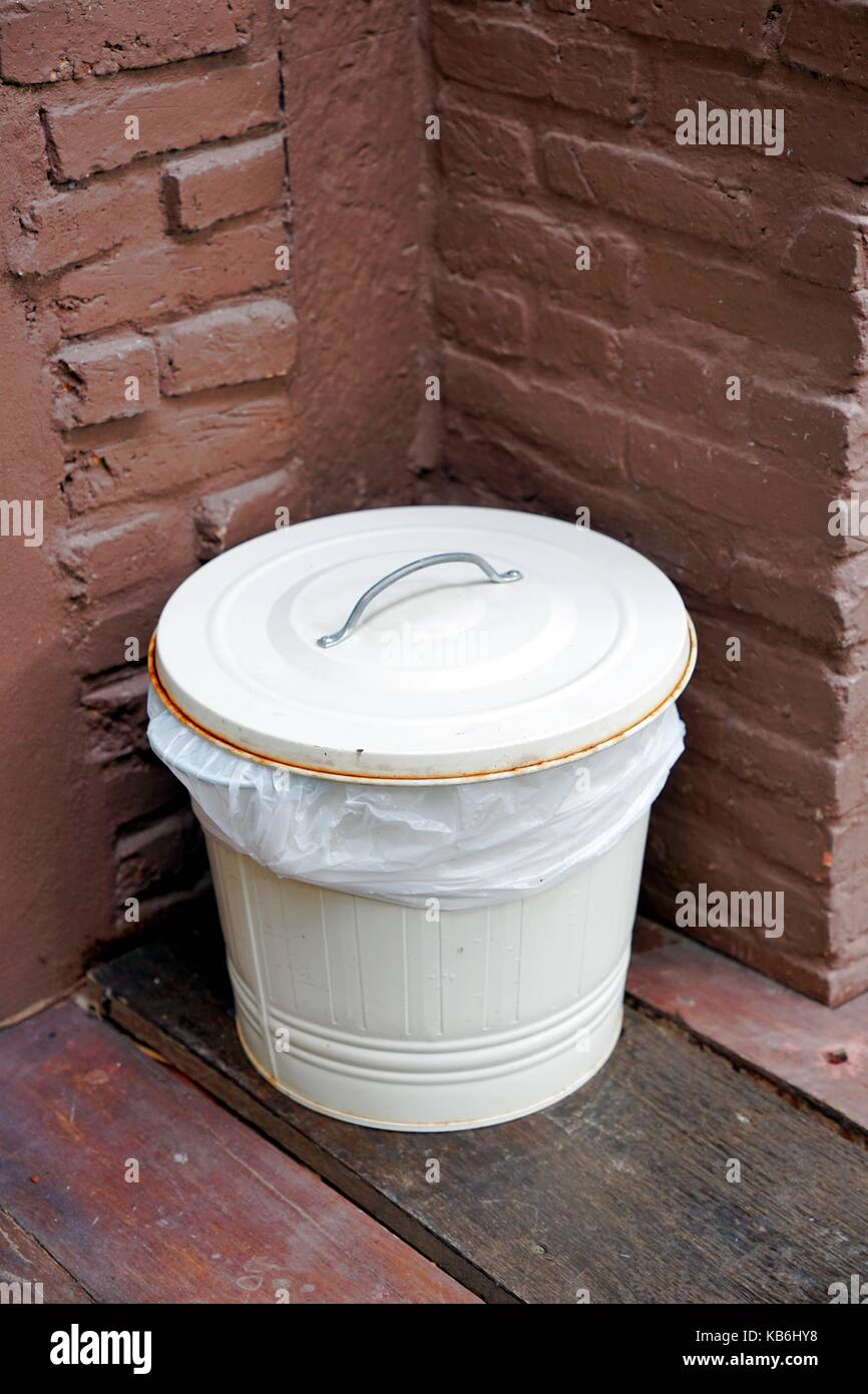 Office kitchen bin hi-res stock photography and images - Alamy