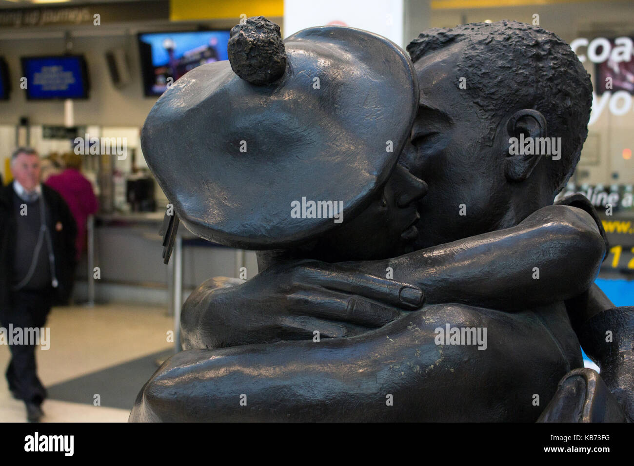 Winchers' Stance, a bronze statue by John Clinch (1994), Buchanan Bus ...