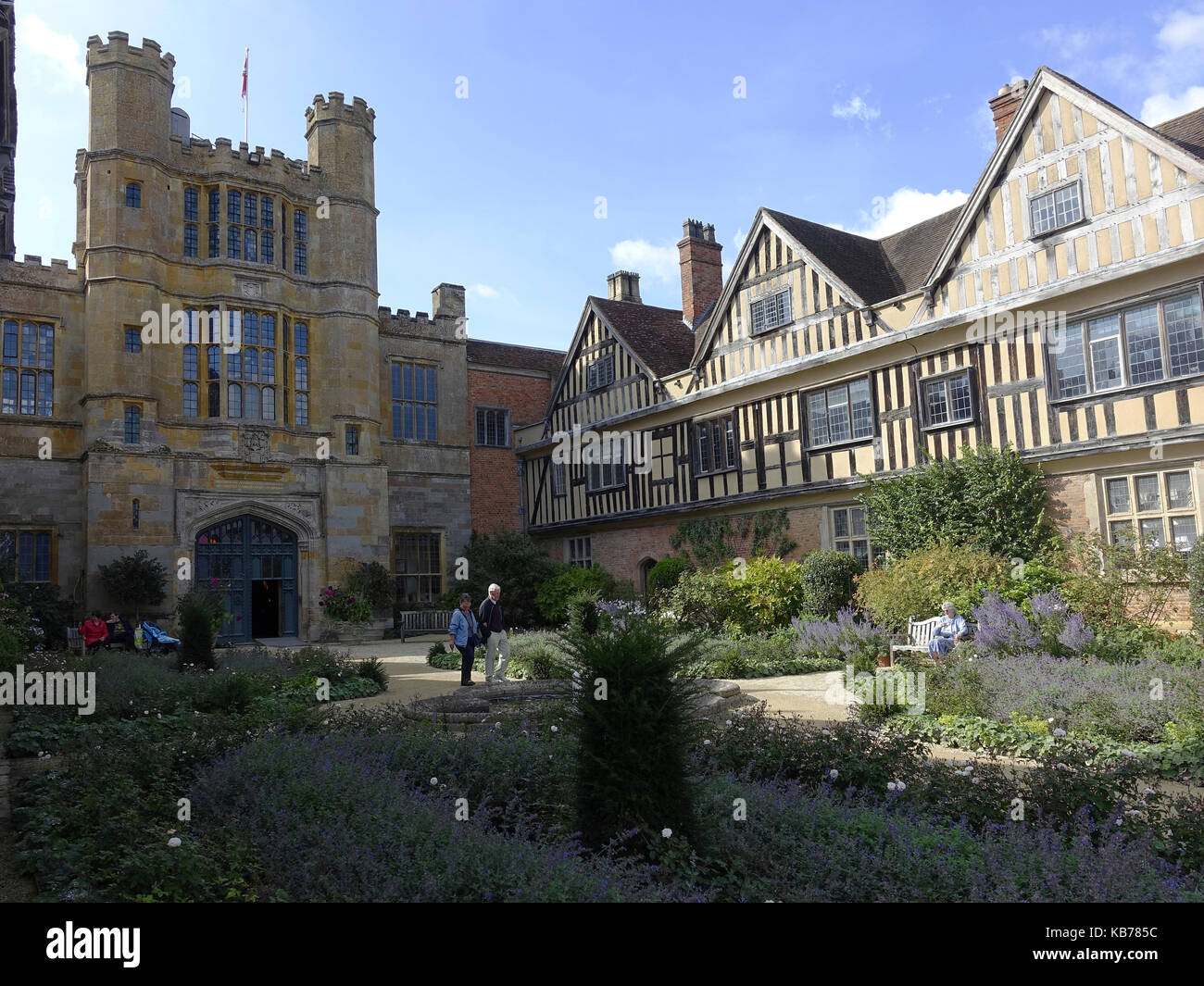 Tudor rose building hi-res stock photography and images - Alamy