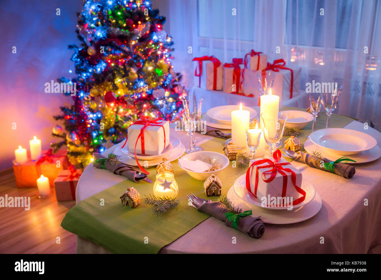Gorgeous Christmas table setting with green and white decoration Stock ...