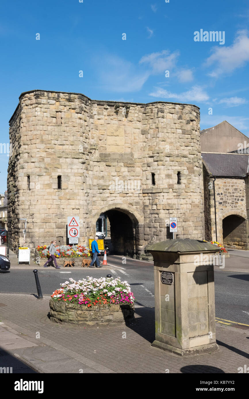 Bondgate Tower Alnwick, the Hotspur Gate, Northumberland, England Stock ...