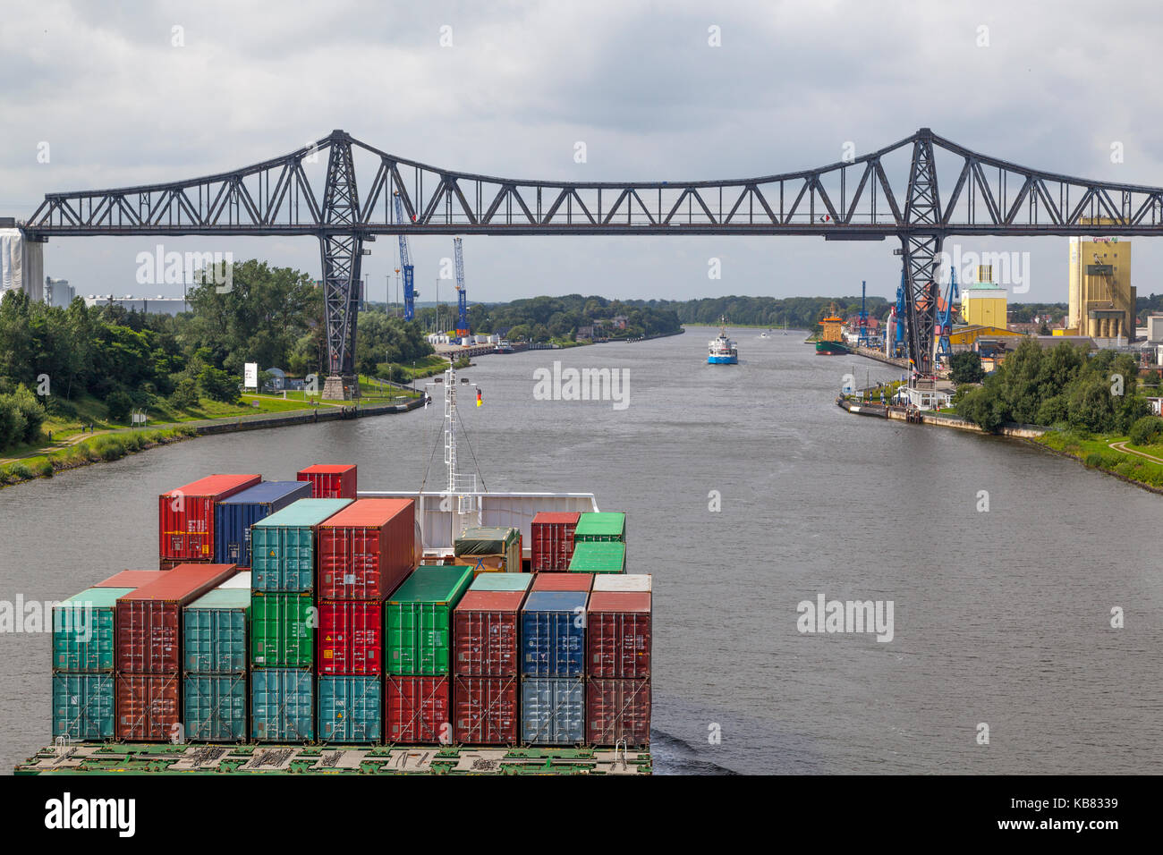 Containerschiff auf dem Nord-Ostsee-Kanal bei Rendsburg, Deutschland Stock Photo - Alamy