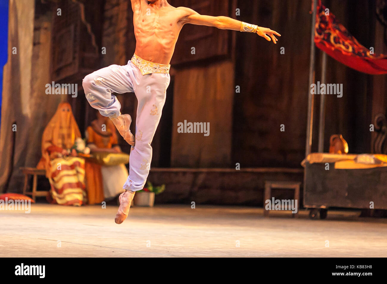 Man en pointe hi-res stock photography and images - Alamy