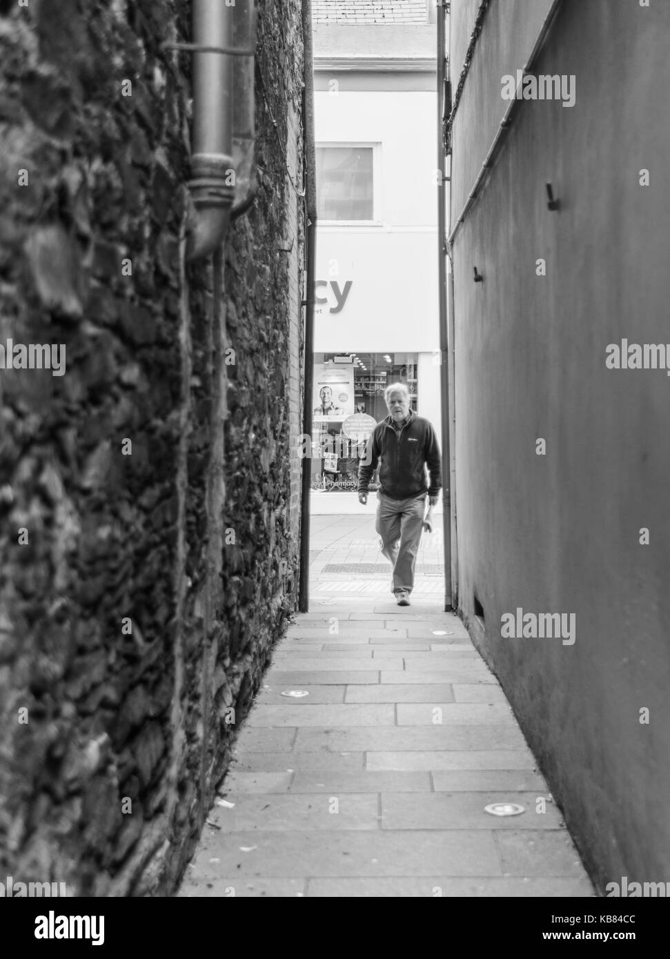 Walking between buildings hi-res stock photography and images - Alamy