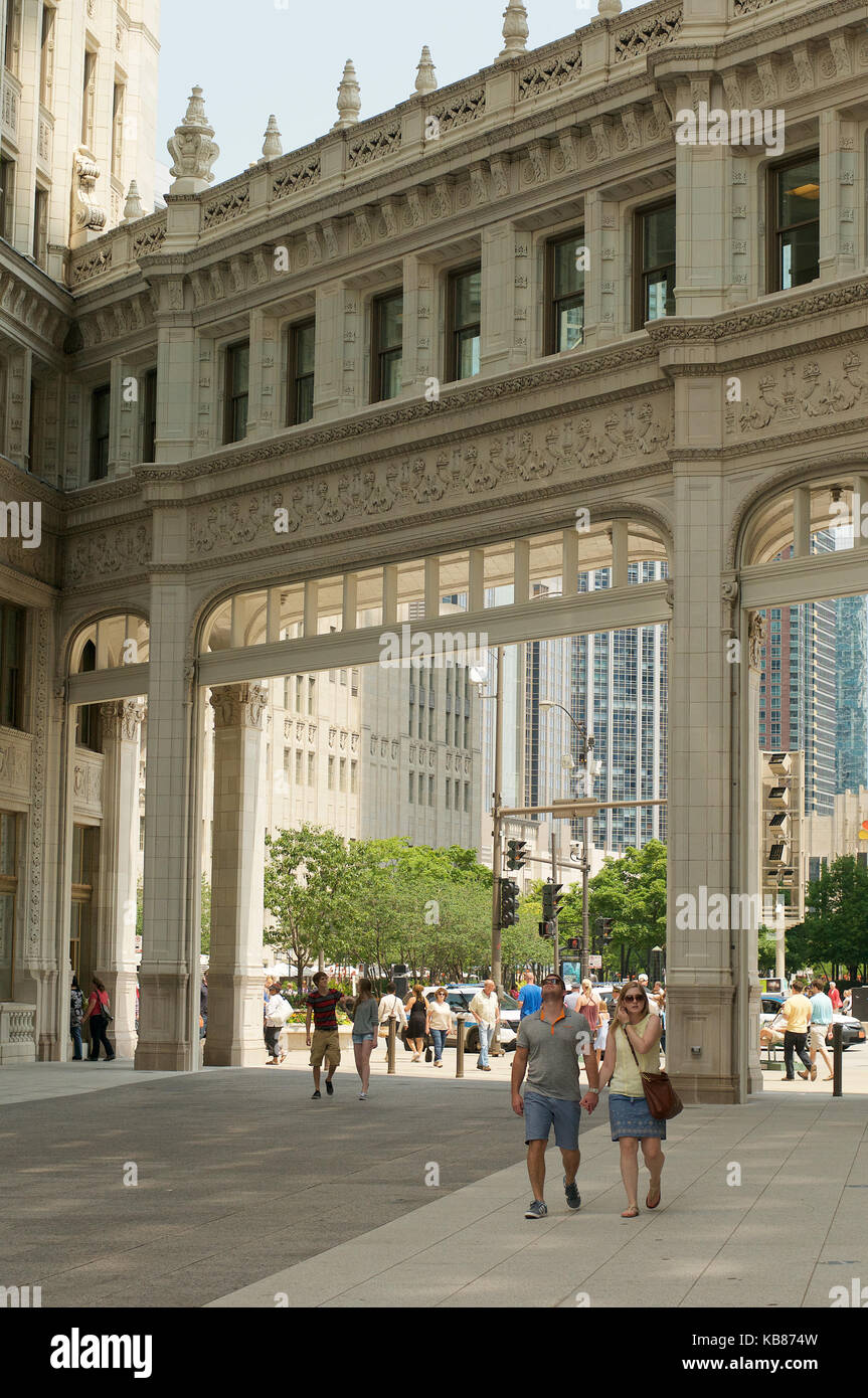 People on the streets in Chicago Stock Photo - Alamy