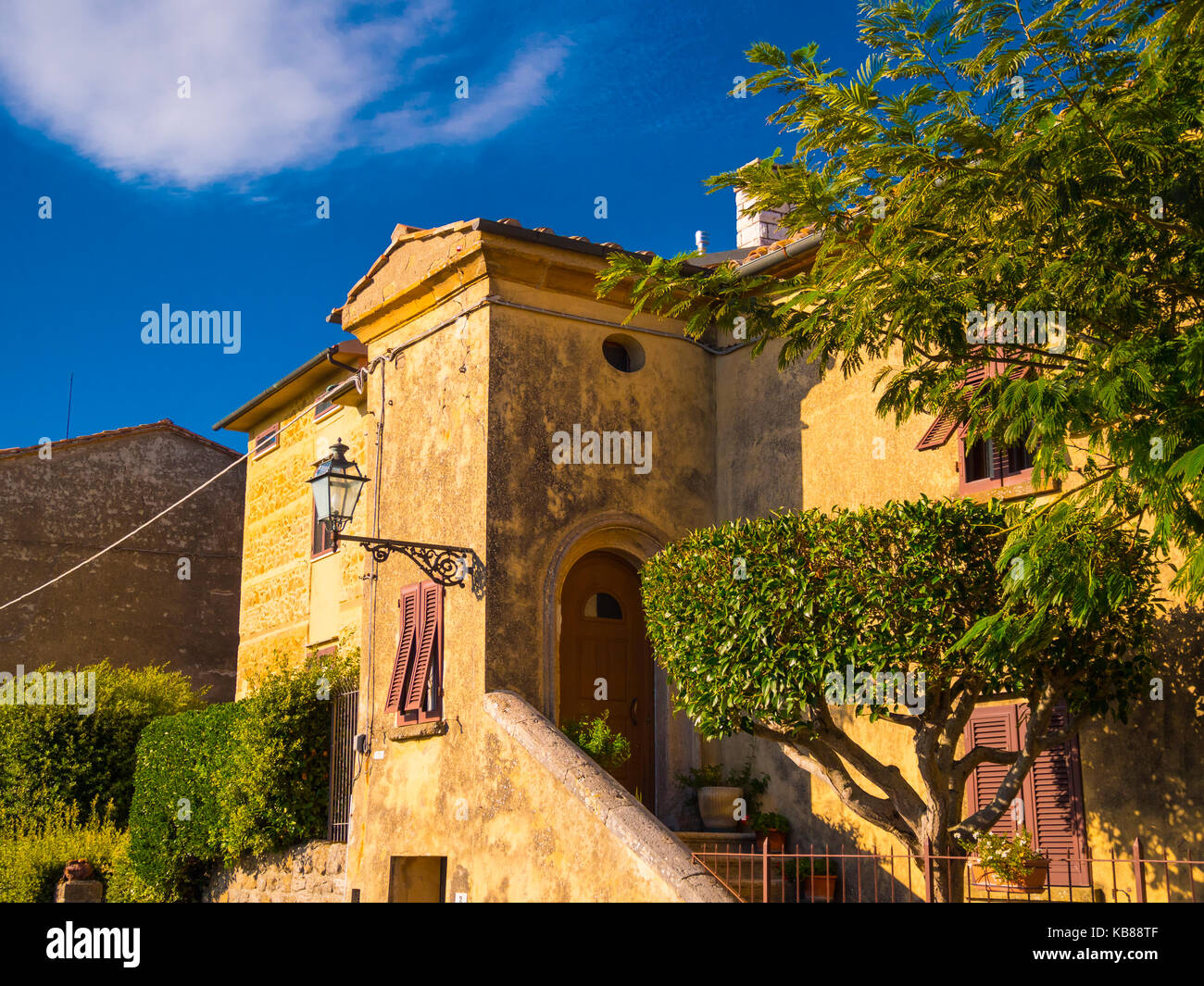 Beautiful ancient stone buildings in the Tuscan village of Volterra ...
