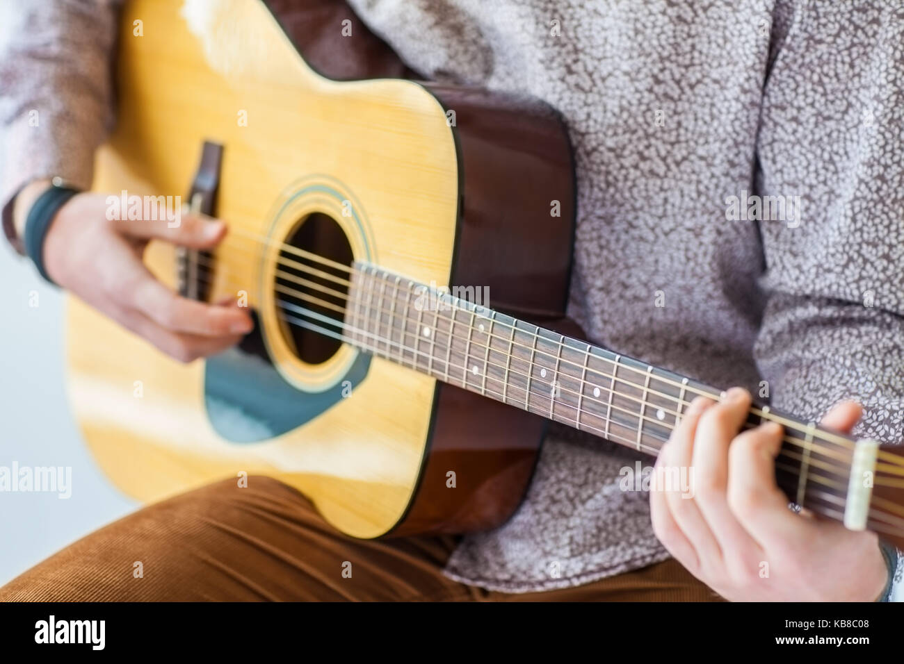 Man's hands playing acoustic guitar. Close up Stock Photo - Alamy