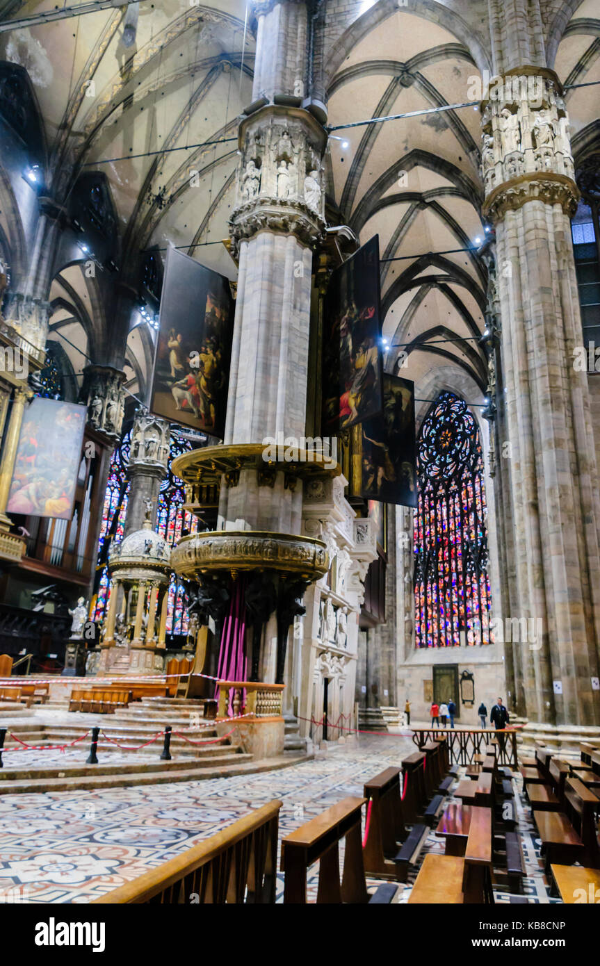 Tall columns holding up the vaulted roof of the Duomo Milano (Milan ...