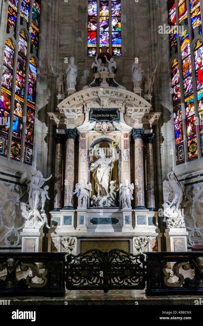 Ornately carved altar inside the Duomo Milano (Milan Cathedral), Italy ...