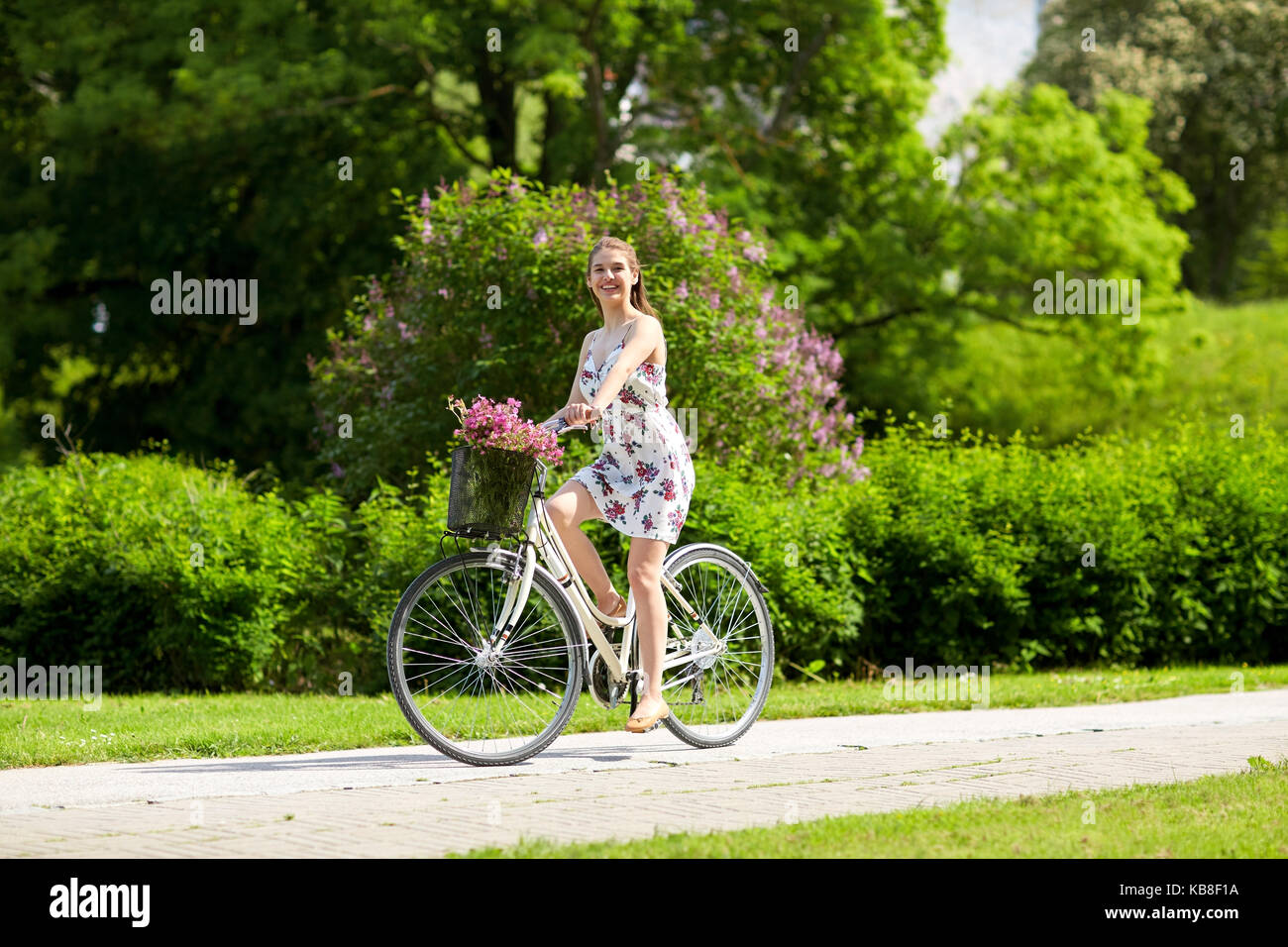 happy woman riding fixie bicycle in summer park Stock Photo - Alamy