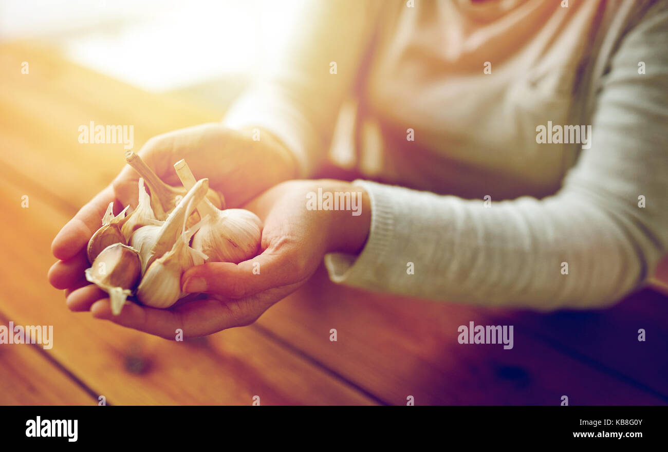 woman hands holding garlic Stock Photo - Alamy