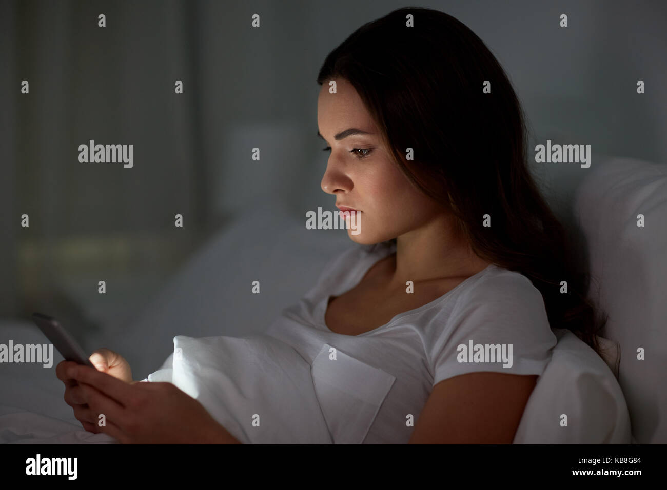 Texting woman night hi-res stock photography and images - Alamy