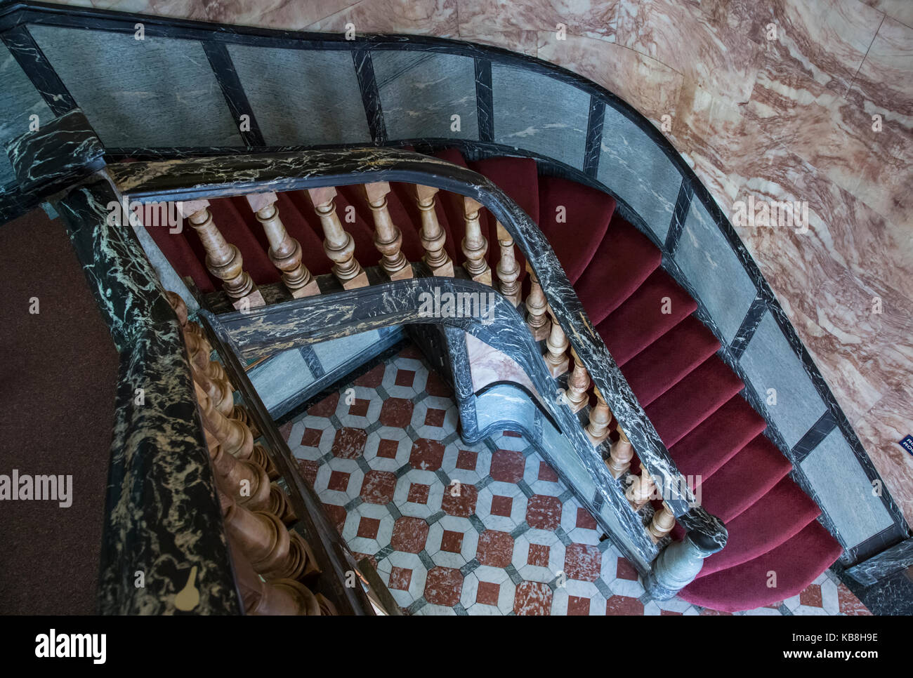 Sweeping staircase hi-res stock photography and images - Alamy