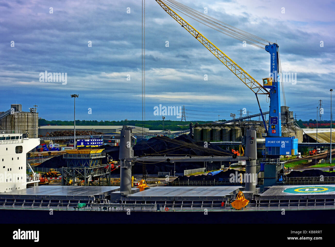 Coal boats loading hi-res stock photography and images - Alamy