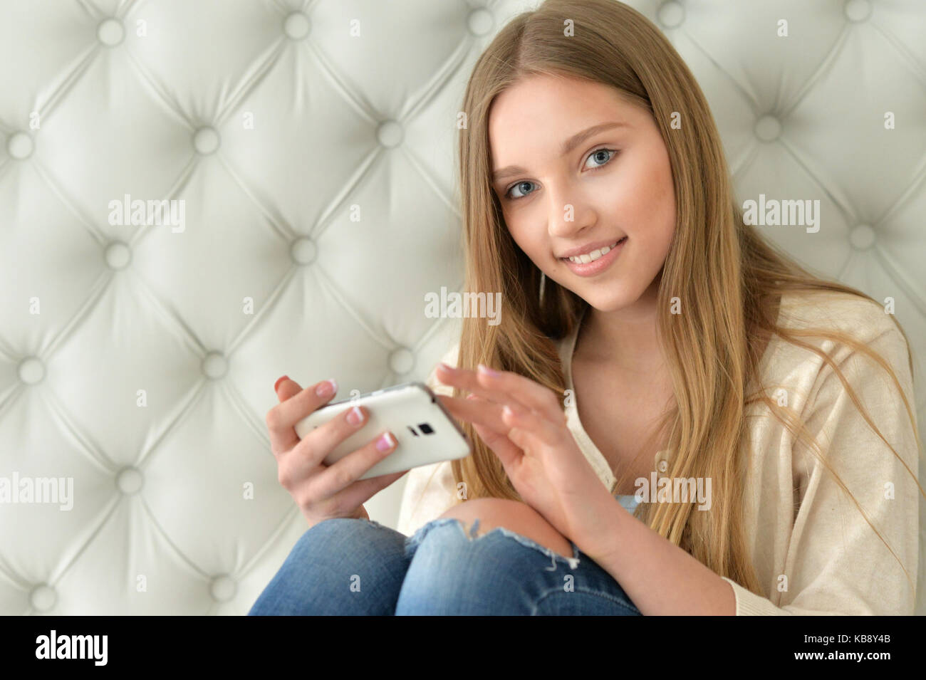 teen girl using smartphone Stock Photo - Alamy