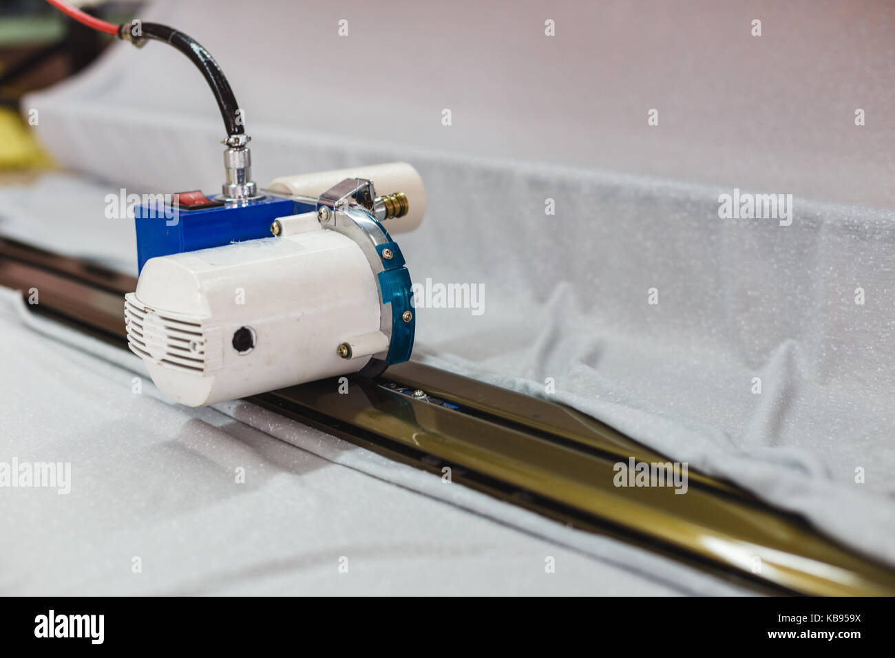Cutting cloth hi-res stock photography and images - Alamy