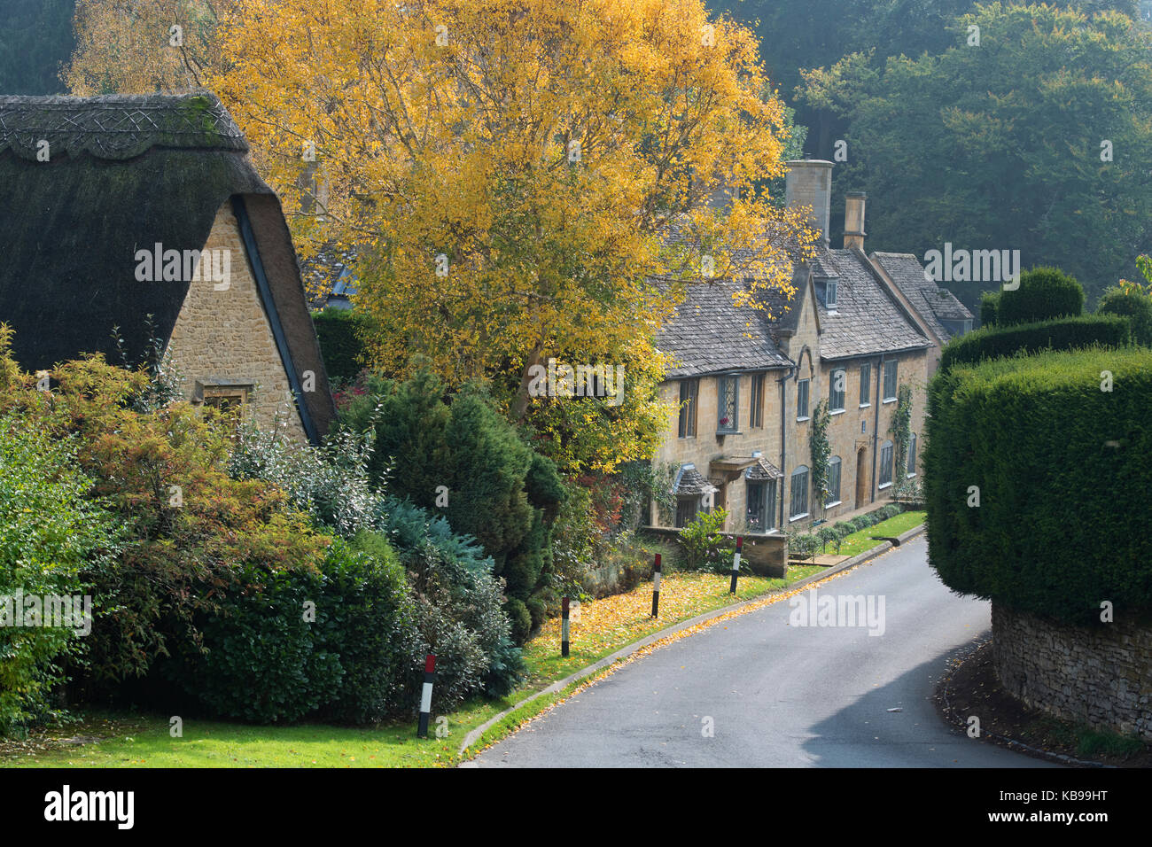 Cotswold stone cottages in autumn. Broad Campden, Cotswolds ...