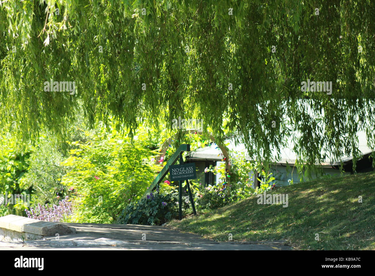 English cottage garden lawn hi-res stock photography and images - Alamy