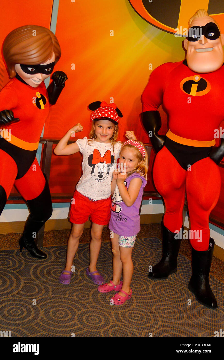 The Incredibles Mr Incredible And Elastigirl