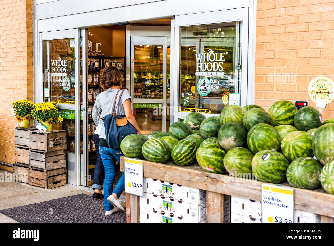 Entering customers hi-res stock photography and images - Alamy
