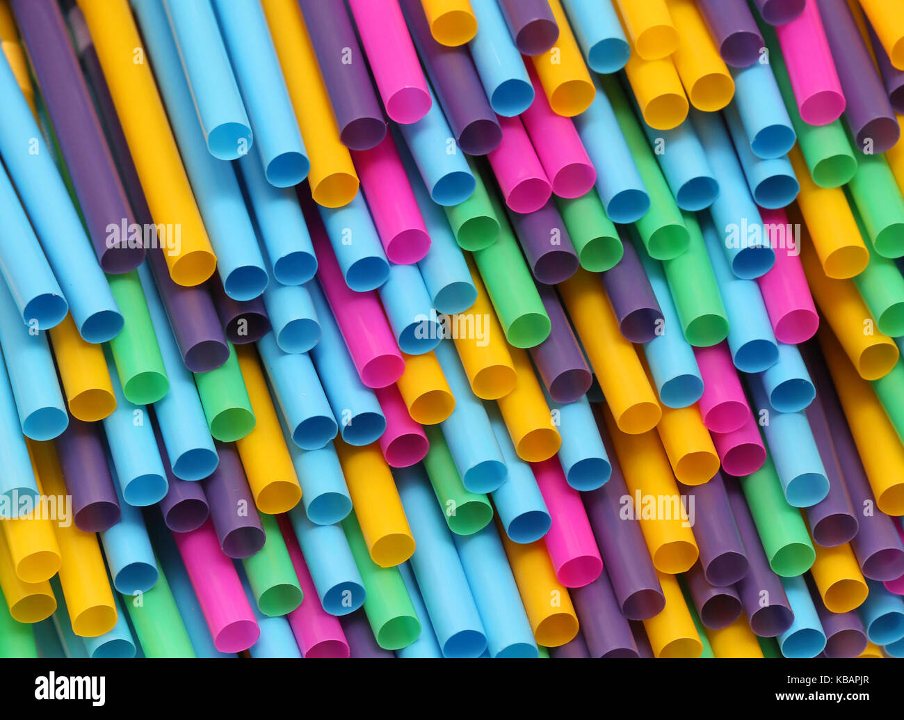 Plastic straws pile hi-res stock photography and images - Alamy