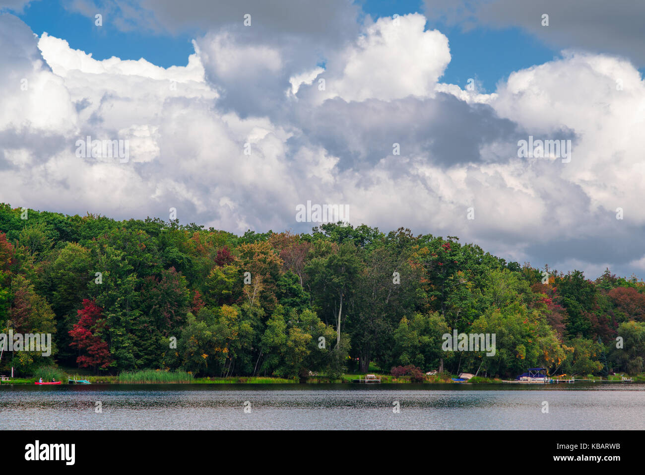 Lake Wallenpaupak in Pennsylvania in the autumn with the forest trees ...