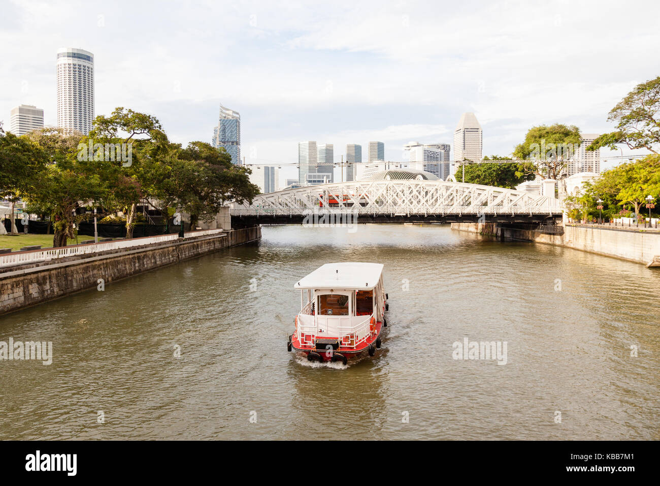 A boat ply the Singapore River on Boat Quay toward Anderson Bridge ...