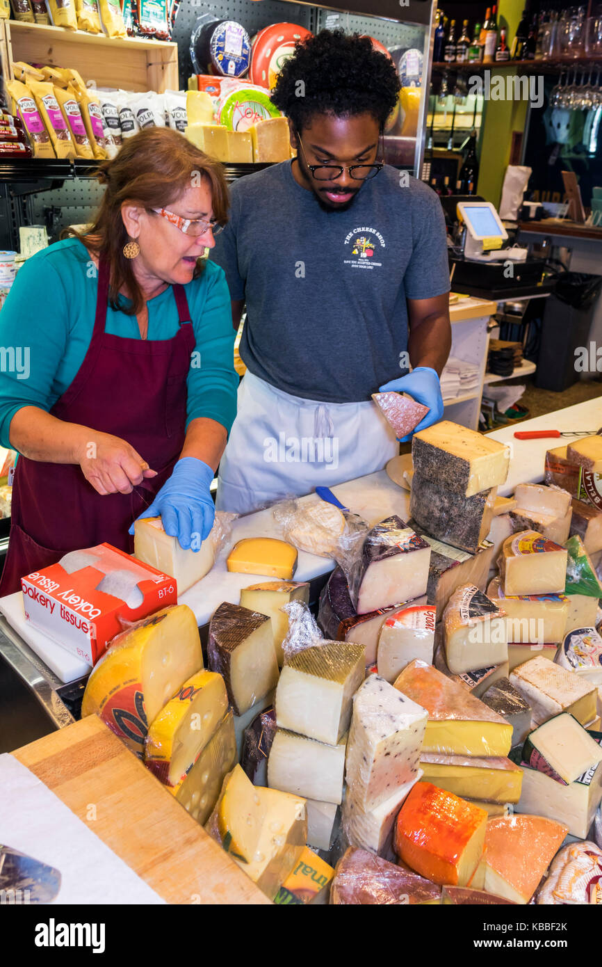 Williamsburg colonial woman hi-res stock photography and images - Alamy