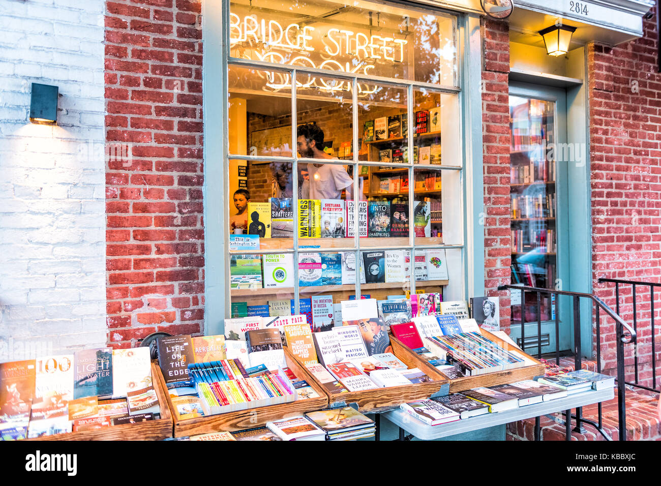 Bookshop Display High Resolution Stock Photography and Images - Alamy